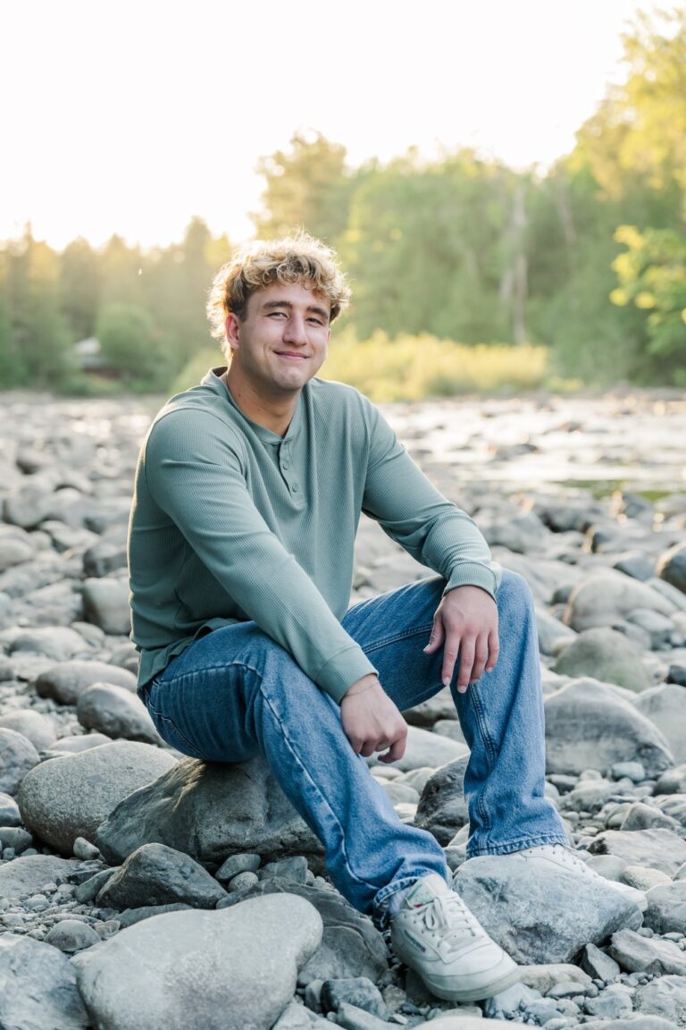 Summer North Bend Senior Photo Shoot - janellebarrowphotography.com